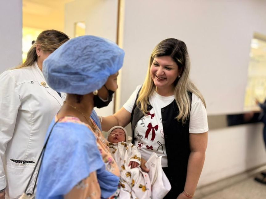 Primer nacimiento de 2026 en el Zulia es una niña: Gobernador Caldera y ...